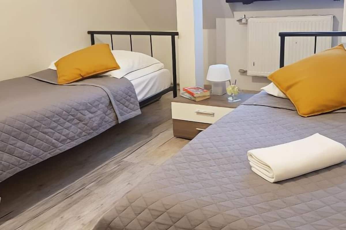 Com decoração personalizada, com mobília individualizada