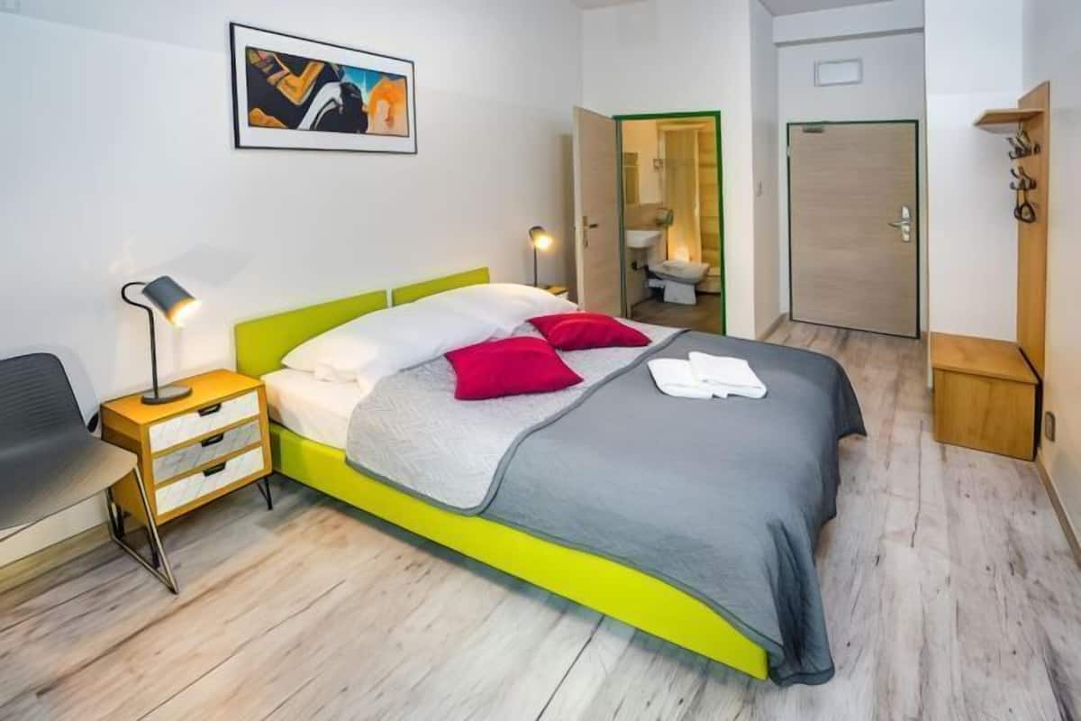 Com decoração personalizada, com mobília individualizada