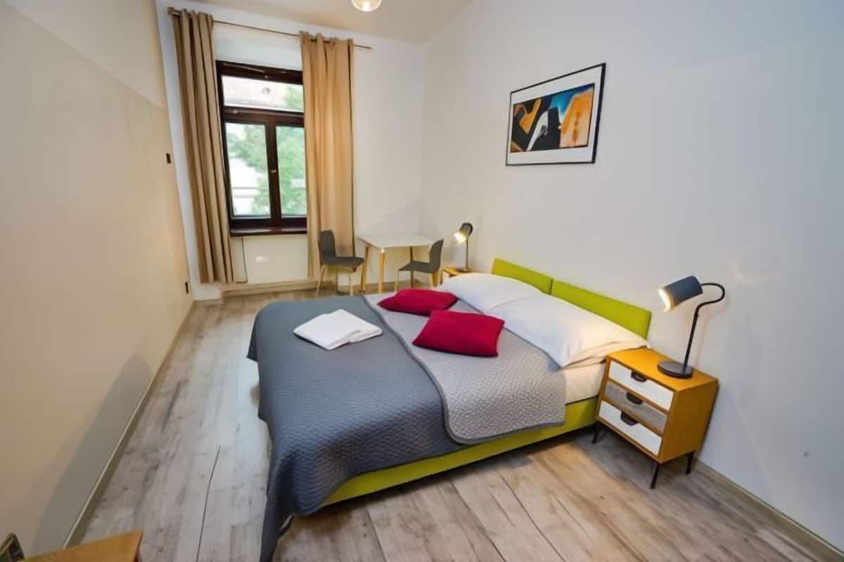 Com decoração personalizada, com mobília individualizada