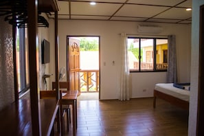 Quarto, 1 cama Queen, vista para a piscina | Vista do quarto