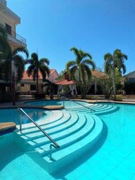 Piscina externa, funciona das 8h às 21h, espreguiçadeiras