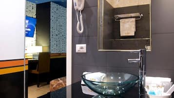 Chuveiro, produtos de toalete grátis, secador de cabelo, bidê