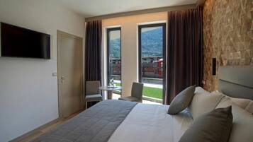 Frigobar, cofres nos quartos, escrivaninha, quartos à prova de som