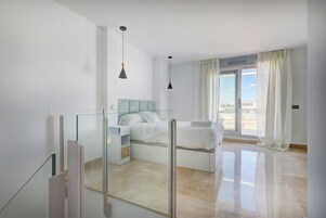 Apartamento, 2 quartos, vista para a cidade (Attic, 1 Bathroom) | Cofres nos quartos, cortinas blackout, quartos à prova de som