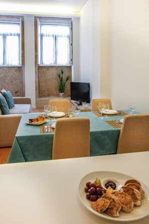 Apartamento, 1 quarto | Refeições no quarto