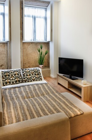 Apartamento, 1 quarto | Sala | TV de ecrã plano