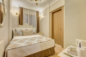 Quarto Duplo Económico | Roupa de alta qualidade, minibar, cofre no quarto, secretária 