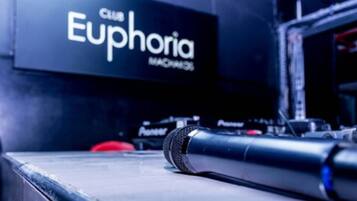 Um microfone em um palco com um letreiro que diz 'Club Euphoria'.
