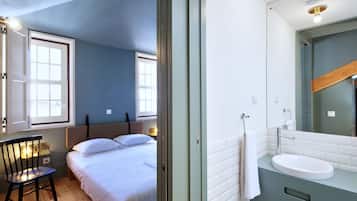 Apartamento Deluxe, 1 quarto | Casa de banho | Um polibã, um secador de cabelo, toalhas fornecidas