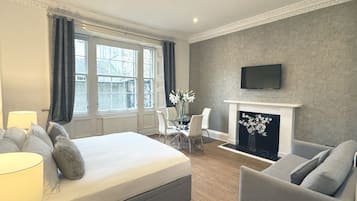 Suíte luxo, 1 cama King e sofá-cama | Lençóis italianos Frette, roupas de cama premium, escrivaninha