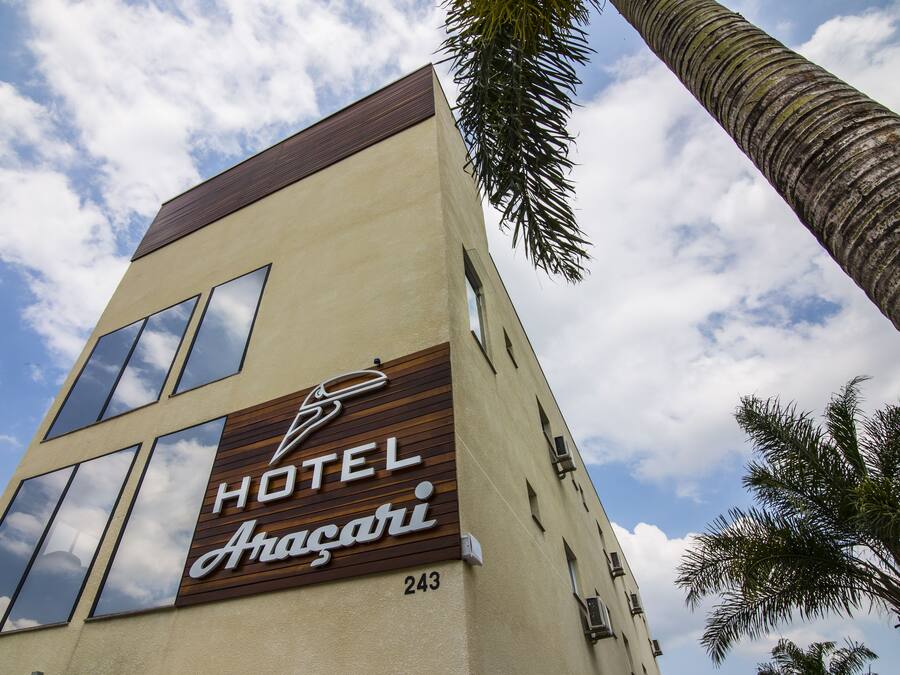 Um hotel chamado "HOTEL Anagari" com design moderno, janelas amplas e o número "243" na fachada.
