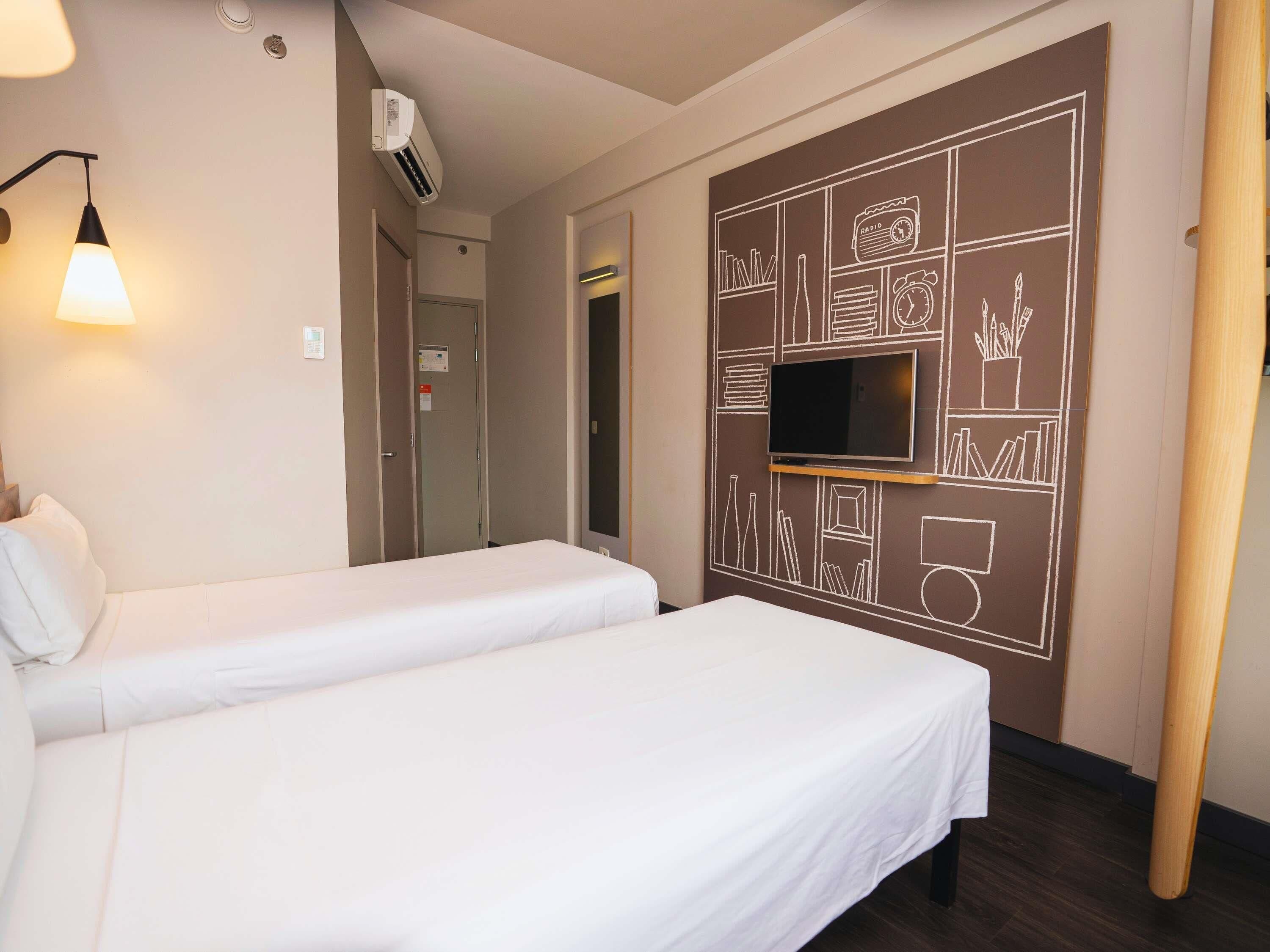 Apartamento standard, 2 camas de solteiro | Cofres nos quartos, escrivaninha, cortinas blackout