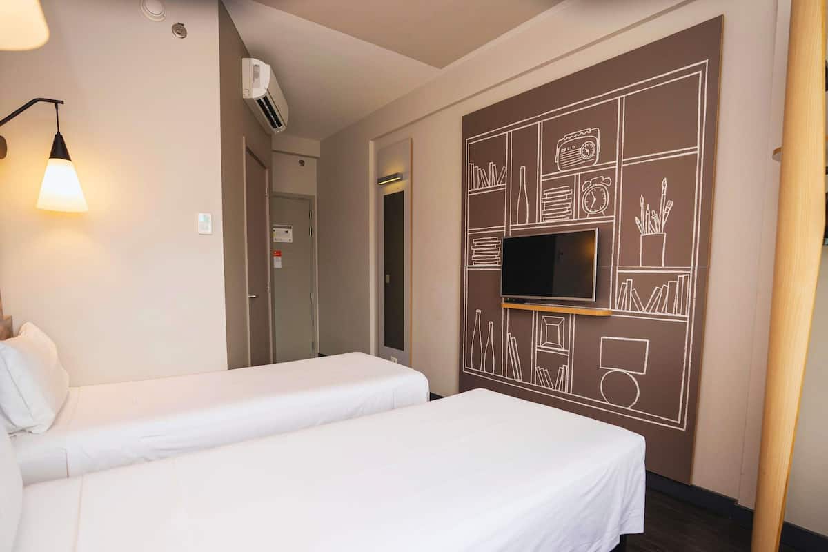 Apartamento standard, 2 camas de solteiro | Cofres nos quartos, escrivaninha, cortinas blackout