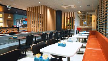 Pequeno-almoço tipo buffet diário (55 BRL por pessoa)