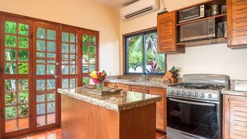 Geladeira grande, micro-ondas, fogão, cooktop