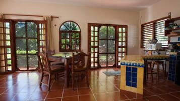 Casa luxo, 2 quartos, no jardim | Cozinha privada | Geladeira grande, micro-ondas, fogão, cooktop