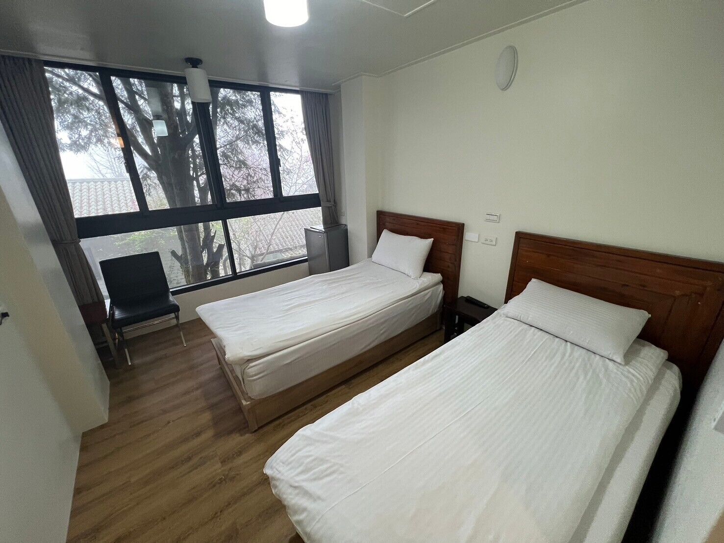 Quarto Quádruplo Familiar, várias camas | 1 quarto, secretária, Wi-fi grátis, roupa de cama fornecida 