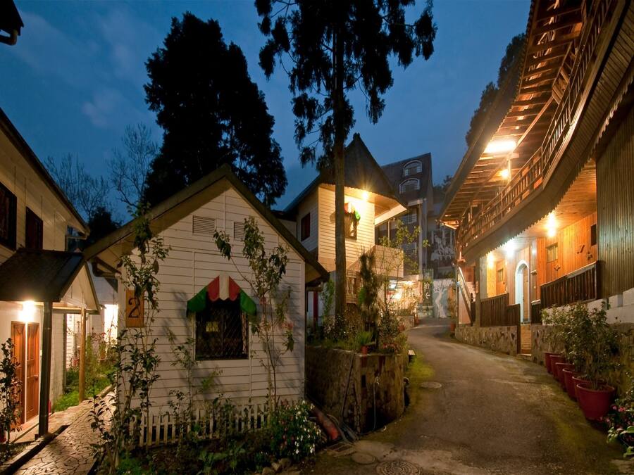 Fachada do alojamento (tarde/noite)