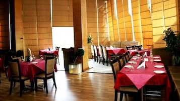 Pequenos-almoços, almoços, jantares servidos, cozinha internacional