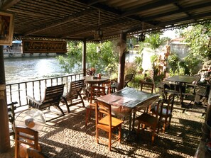Café da manhã, almoço e jantar; culinária internacional