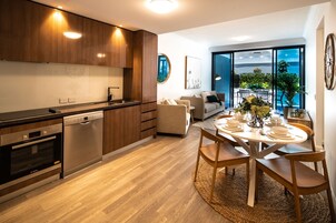 Apartamento, 1 quarto | Sala | TV de ecrã plano 