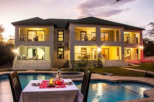 Fachada do alojamento (tarde/noite)