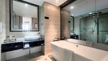 Minibar, cofre no quarto, secretária, cortinas/cortinados opacos