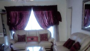 Apartamento luxo, 3 quartos, vista para o jardim | Área de estar | TV de tela plana 62 polegadas com canais via satélite, TV de plasma