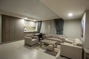 Suite, 2 quartos | Roupa de alta qualidade, minibar, cofre no quarto, secretária 