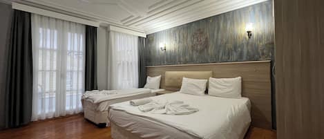 Quarto triplo, sacada, vista para a cidade | Roupas de cama premium, cofres nos quartos, individualmente decorados