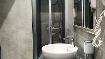 Quarto triplo conforto, várias camas, vista para a cidade | Banheiro | Chuveiro/banheira combinados, produtos de toalete grátis