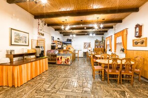 Pequeno-almoço tipo buffet diário incluído 