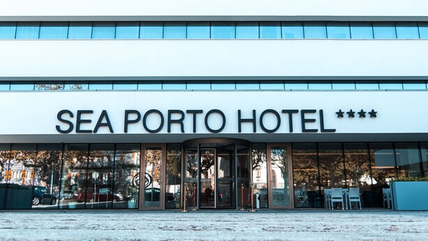 Exterior do Hotel Sea Porto, com vista clara da entrada e do nome do hotel.