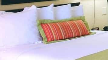 1 quarto, escrivaninha, cortinas blackout, ferros/tábuas de passar roupa