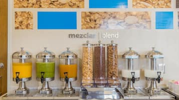 Um espaço com estação de bebidas, diversos dispensadores e recipientes identificados com diferentes opções.