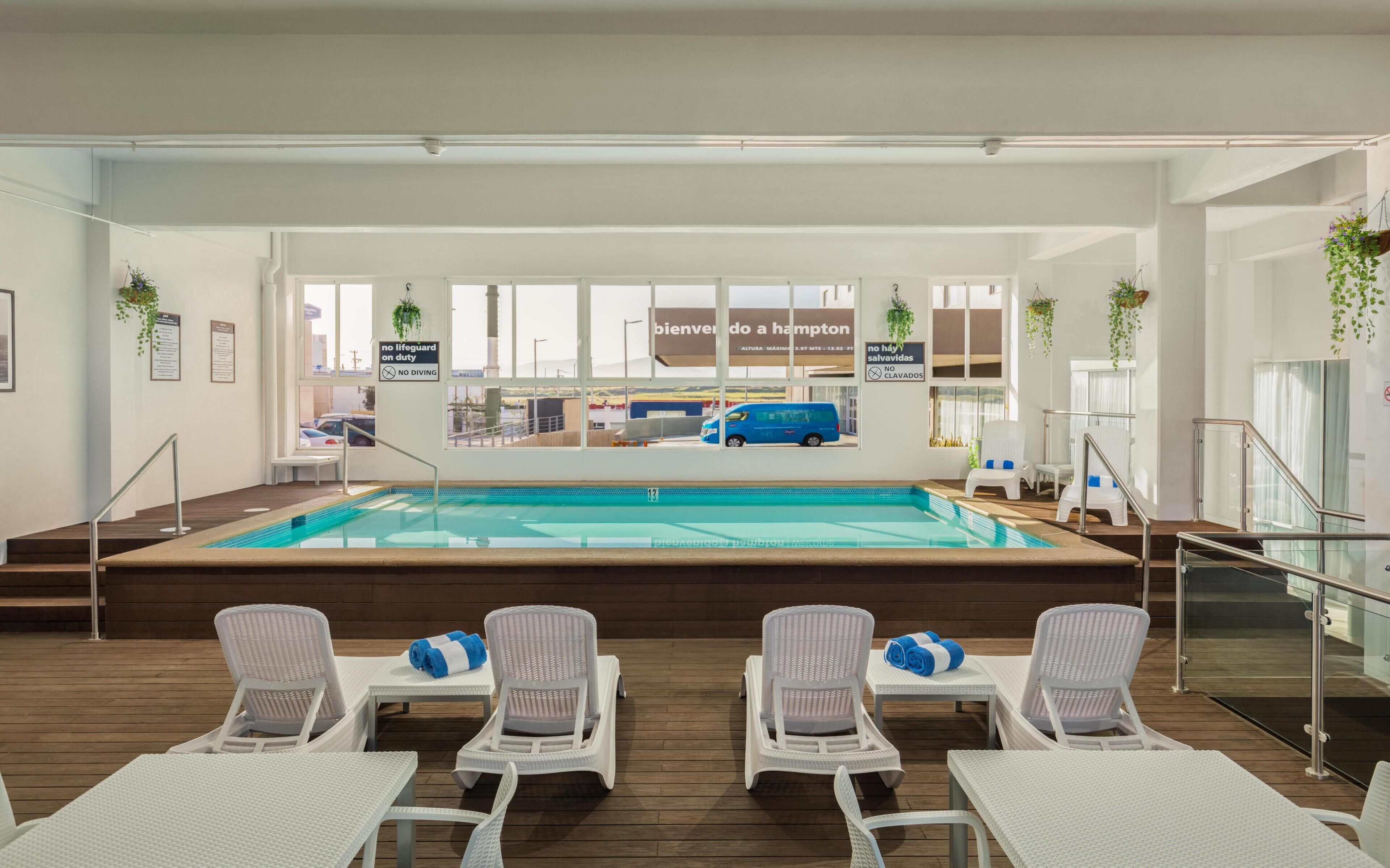 Piscina interior, da(s) 10:00 à(s) 21:00, espreguiçadeiras 