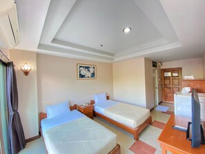 Quarto duplo standard | Escrivaninha, camas extras/dobráveis (sobretaxa), Wi-Fi de cortesia
