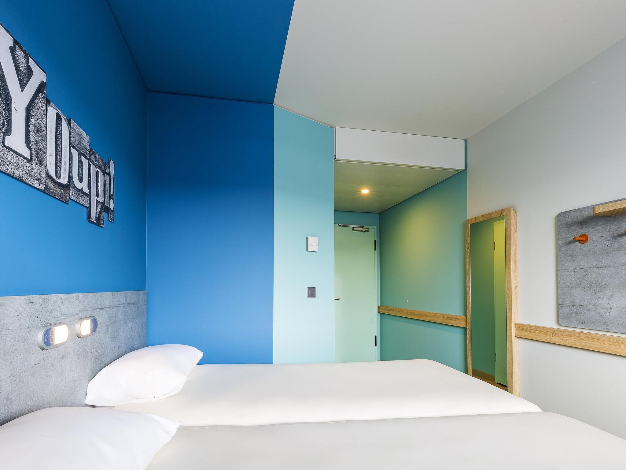 Quarto, 2 camas individuais | Secretária, cortinas/cortinados opacos, quartos insonorizados 