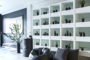 Área de estar no saguão