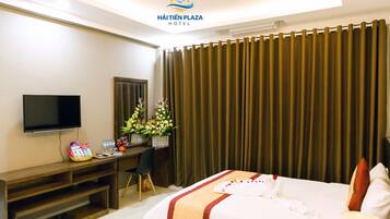 Minibar, cofre no quarto, secretária, quartos insonorizados