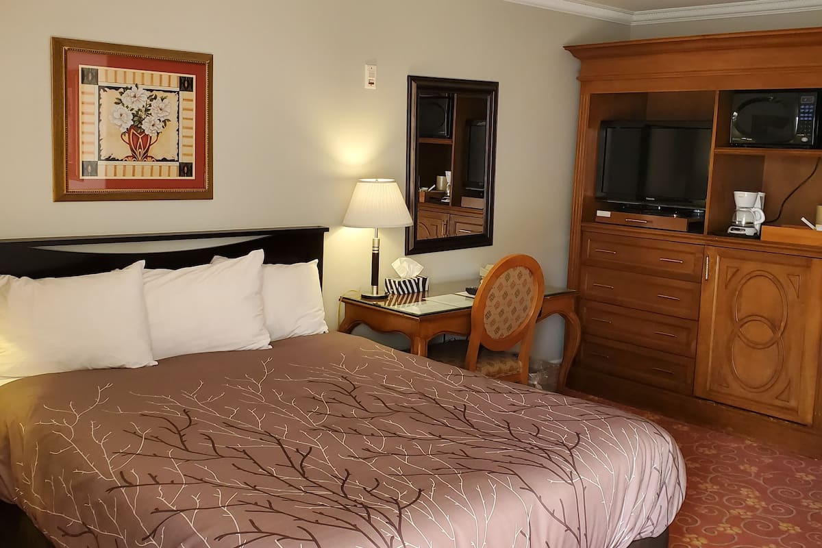 Quarto, 1 cama queen-size | Cortinas/cortinados opacos, ferro/tábua de engomar, Wi-fi grátis