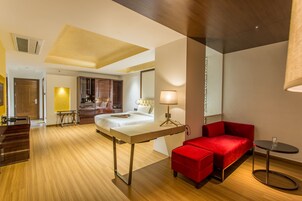 Suíte, 1 quarto | Área de estar | Lareira