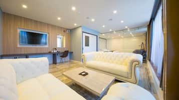 Quarto presidencial | Área de estar | Smart TV 40 polegadas com canais a cabo, TV