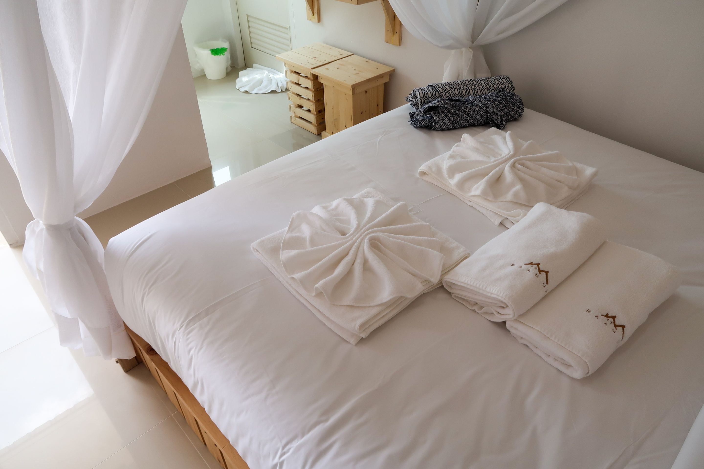 Quarto casal luxo, sacada | Escrivaninha, Wi-Fi de cortesia, roupa de cama