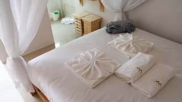 Quarto casal luxo, sacada | Escrivaninha, Wi-Fi de cortesia, roupa de cama