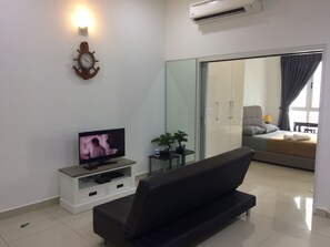 Apartamento, vista para a piscina | 1 quarto, secretária, ferro/tábua de engomar, Wi-fi grátis