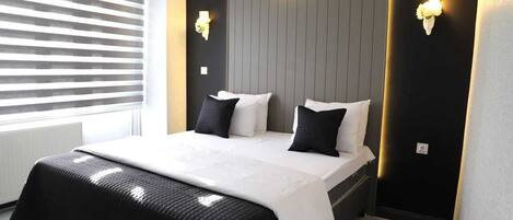 Quarto casal standard, sacada | 1 quarto, frigobar, cofres nos quartos, individualmente decorados