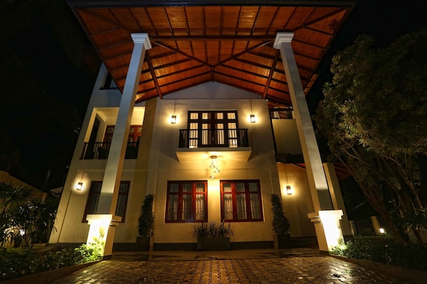 Fachada da propriedade à noite