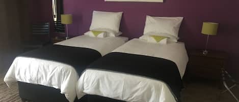 Quarto casal superluxo | Cofres nos quartos, roupa de cama