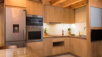 Villa, vista para o mar | Cozinha privada | Um frigorífico/congelador grande, um micro-ondas, um forno